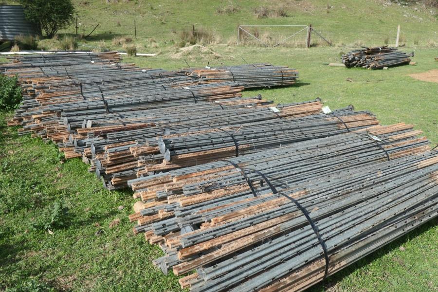 Lot 54 - Quantity of Grip Fast Trellis Posts | AuctionsPlus