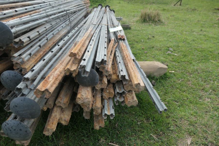 Lot 67 - Quantity of Grip Fast Trellis Posts | AuctionsPlus