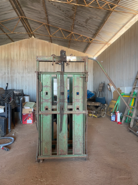Lot 84 - Wool press | AuctionsPlus