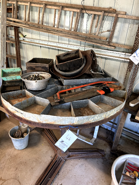 Lot 44 - Circular sorting table | AuctionsPlus