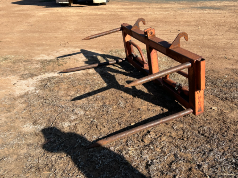 Lot 99 - Hay Forks | AuctionsPlus