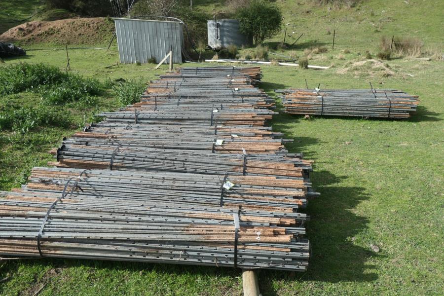 Lot 55 - Quantity of Grip Fast Trellis Posts | AuctionsPlus