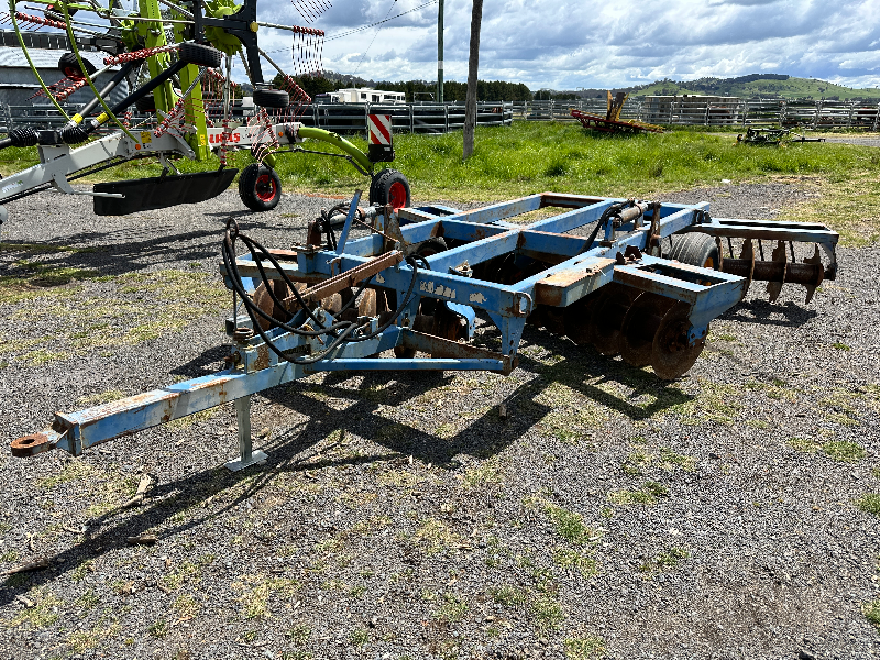 RH6 - GRIZZLY GRUMPY 26 DISC OFF-SET PLOUGH. | AuctionsPlus