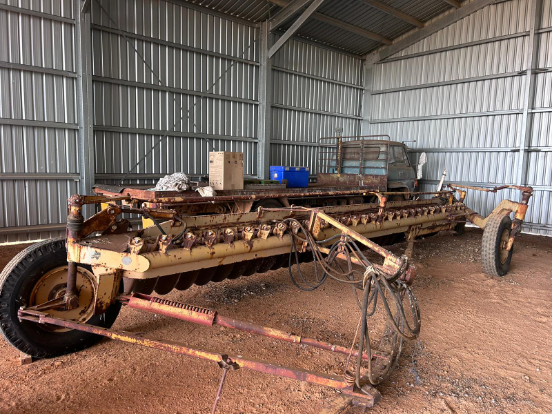 Lot 15 - 30 Disc Chamberlain Plough | AuctionsPlus