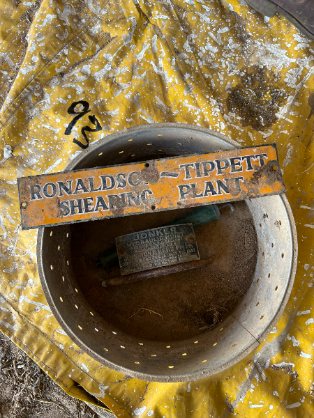 Lot 93 - Jonkers hoist plate, door closer, tank strainer | AuctionsPlus