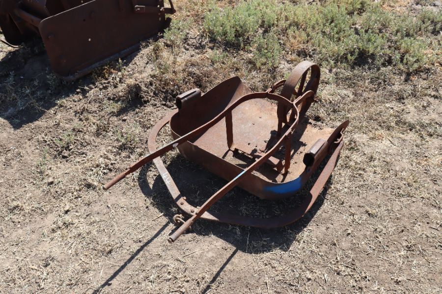 Lot 44 - Scoop & wheel barrow frame | AuctionsPlus