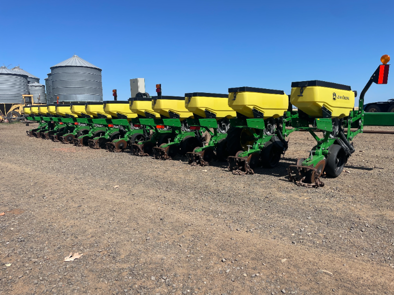 Lot 1 - John Deere 3PL Planter, started out as model 1705 and extended ...