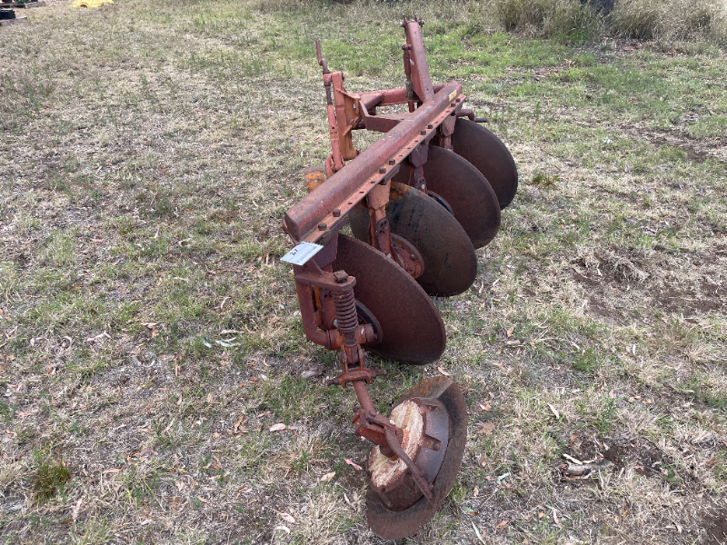 Lot 27 - I.H. A141 3PL 4 disc plough | AuctionsPlus