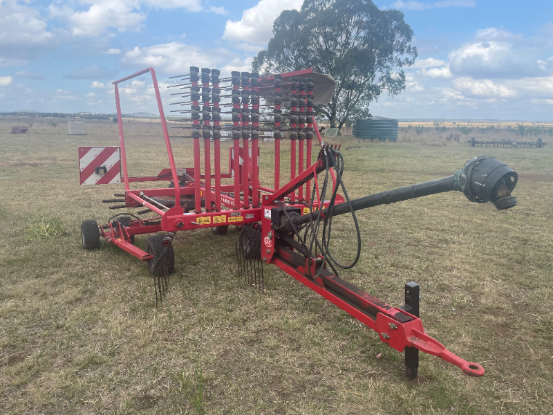 Lot 100 - Lely Hibiscus Hay Rake, model 485P, 4.5 m wide | AuctionsPlus