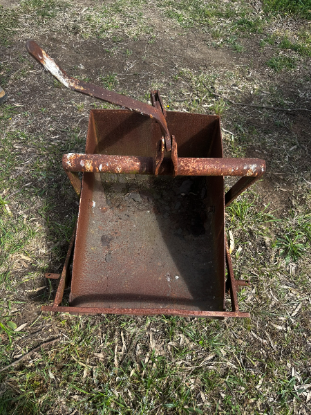 Lot 7 - 3pt linkage tractor scoop | AuctionsPlus