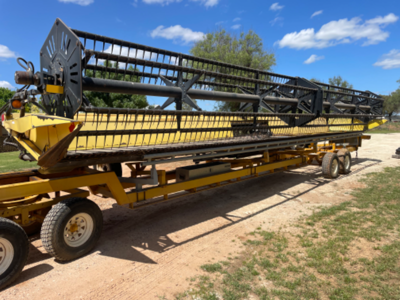Lot 26 - 36 Foot Honey Bee Draper Front | AuctionsPlus