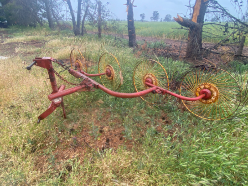 Lot 262 - Hay rake | AuctionsPlus