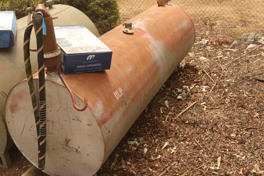 Lot 47 - Unleaded fuel tank with new pump | AuctionsPlus