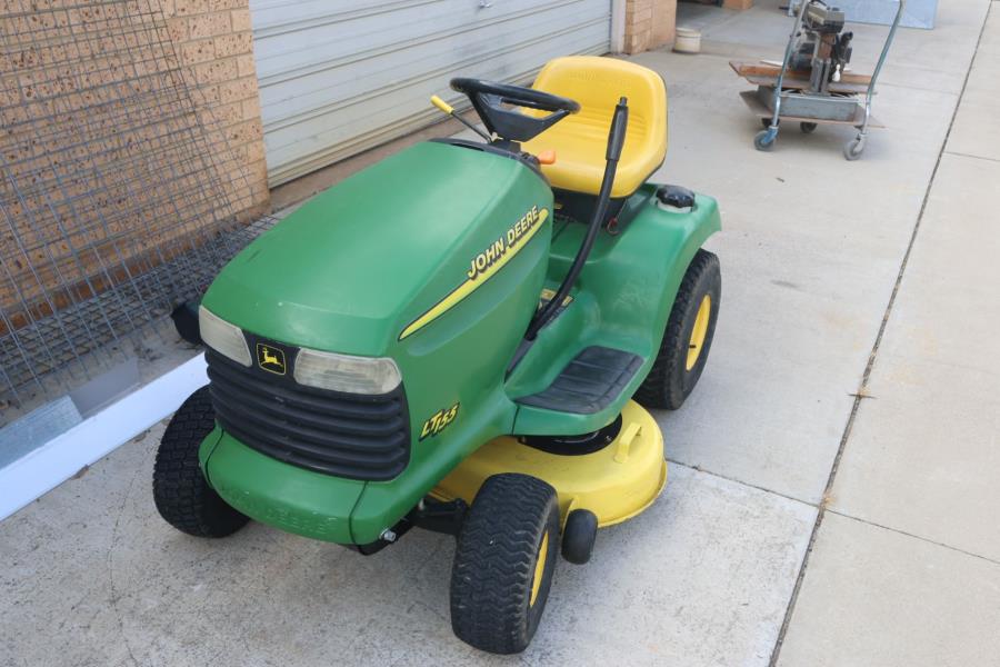 Lot 84 - Ride On Lawn John Deere LT155 | AuctionsPlus