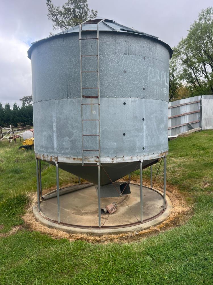 Lot 93 - Rapley Silo 900 Bushel Cone Bottom | AuctionsPlus
