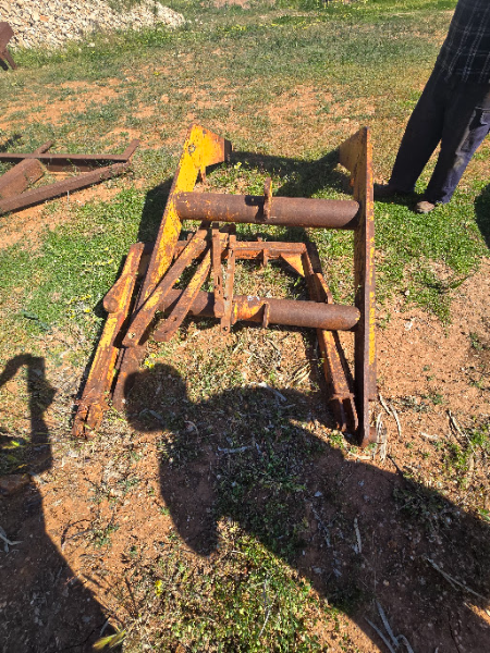 Lot 112 - Loader Bucket Frame to suit Chamberlain etc | AuctionsPlus