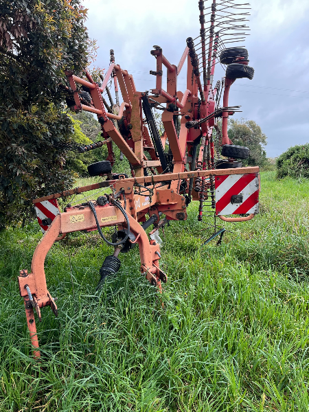 Lot 3 - Lely Hibiscus Hay Rake | AuctionsPlus