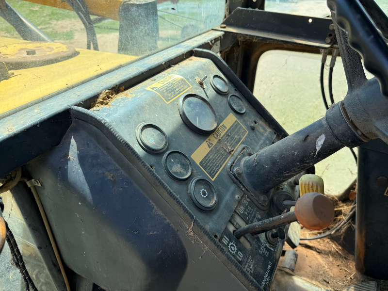 Lot 296 - Chamberlain Sedan 4080 Tractor + Burder Front End Loader ...