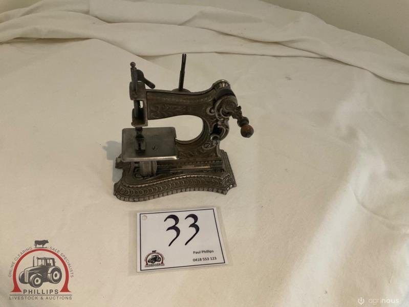 Lot 33 - MULLER number 6 cast iron sewing machine | AuctionsPlus
