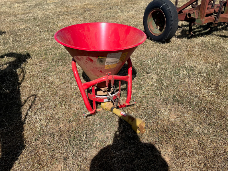 Lot 38 - 3 Point linkage super spreader | AuctionsPlus