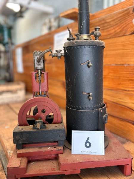 Lot 6 - Model steam engine | AuctionsPlus