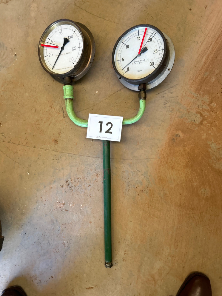 Lot 12 - Pressure gauge | AuctionsPlus