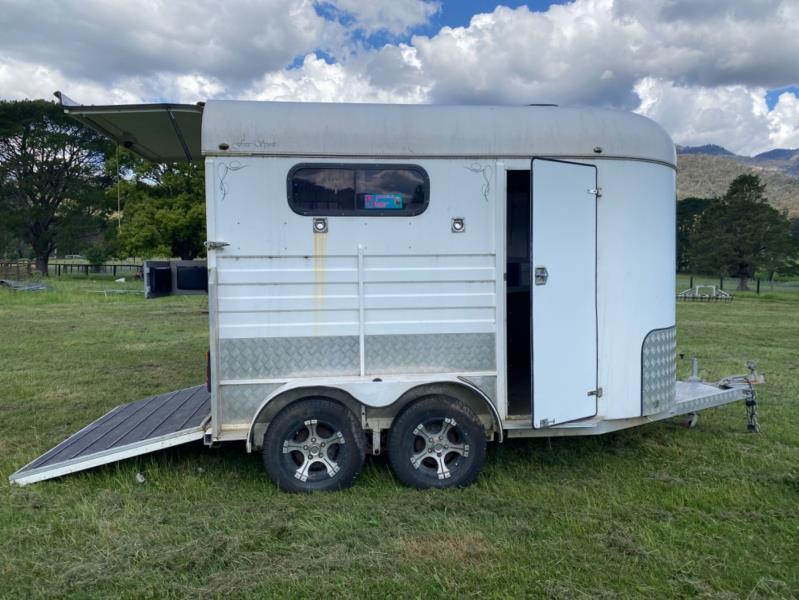 Lot 300 - Free Spirit - 2 horse Angle load horse float | AuctionsPlus