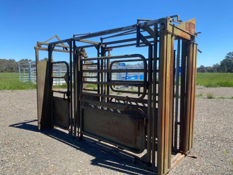 Lot 500 - RPM Cattleman All Rounder Cattle Crush with Vet gate with ...