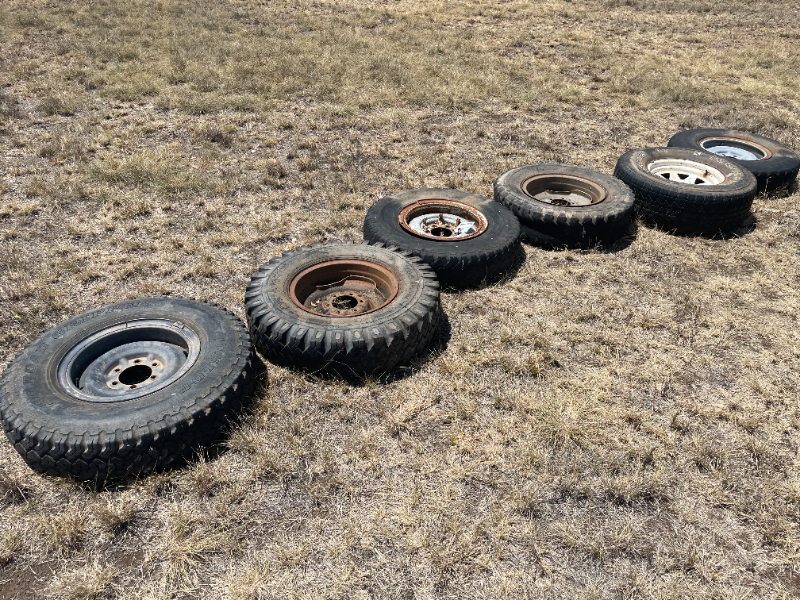 Lot 142 - 5 x 16” Toyota Landcruiser split rims and tyres and 1 by rim ...