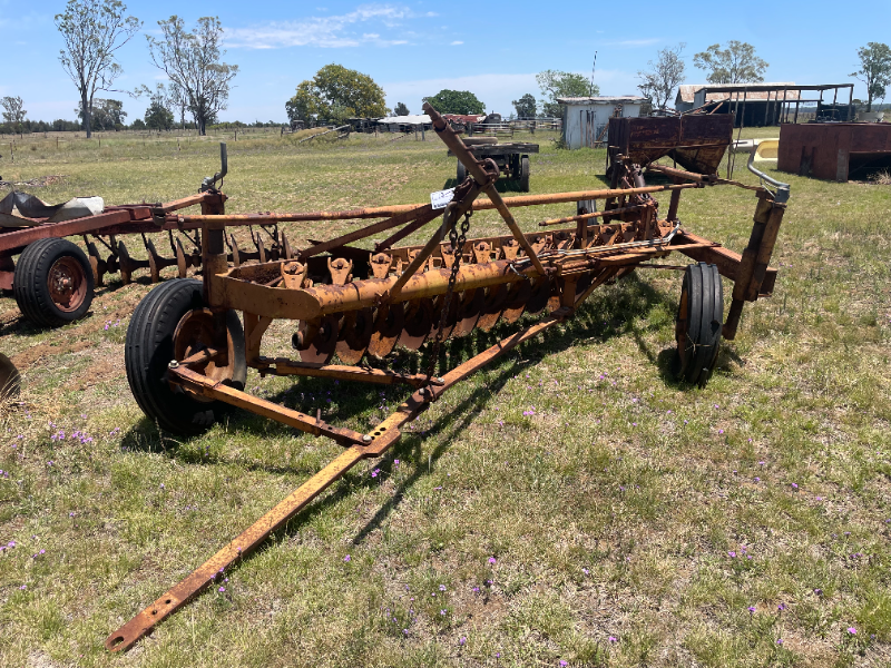 Lot 13 - Chamberlain one way disc plough, discs missing. | AuctionsPlus