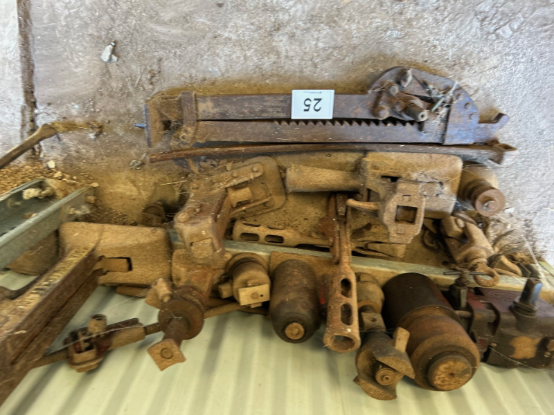 Lot 25 - Various jacks | AuctionsPlus