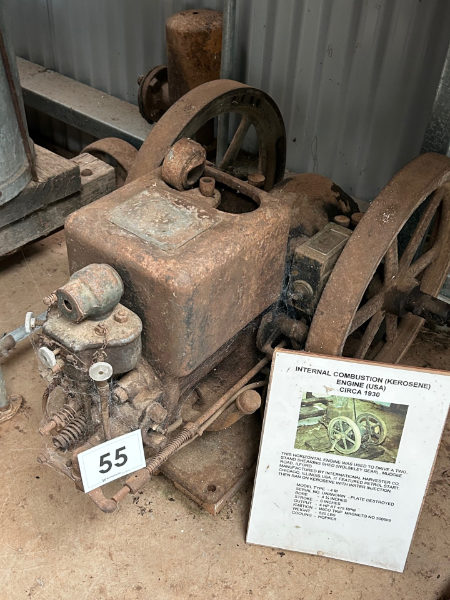 Lot 55 - IH kerosene shearing motor | AuctionsPlus