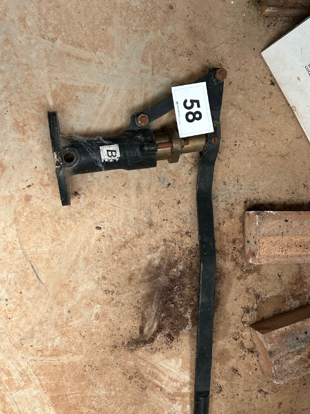 Lot 58 - 2 x hand pumps | AuctionsPlus