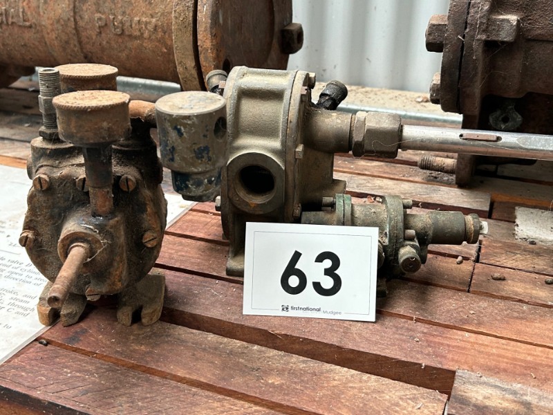 Lot 63 - 2 x brass gear pumps | AuctionsPlus