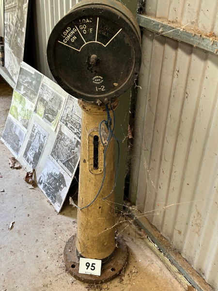 Lot 95 - Pedestal controller | AuctionsPlus