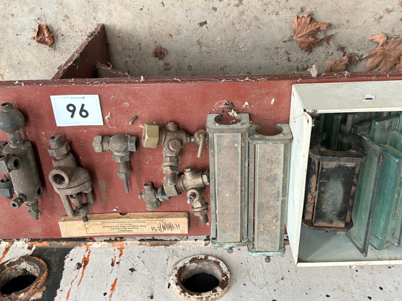 Lot 96 - Various sight glasses and steam fittings | AuctionsPlus