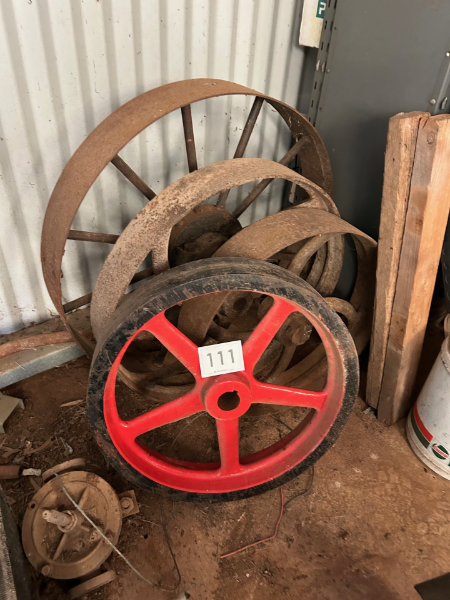Lot 111 - Pulley wheels | AuctionsPlus