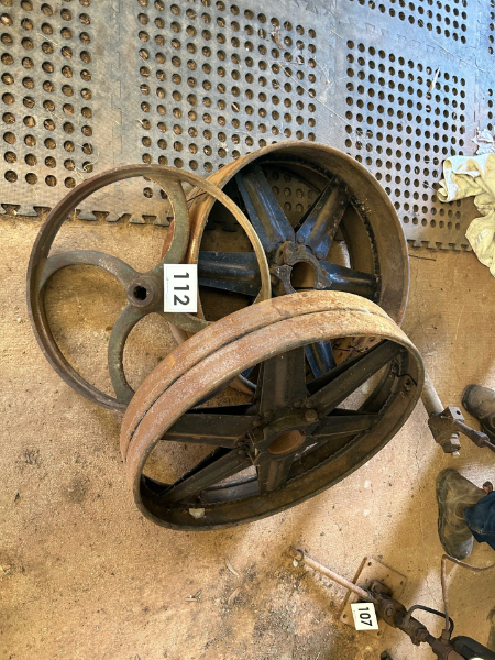 Lot 112 - Pulley wheels | AuctionsPlus
