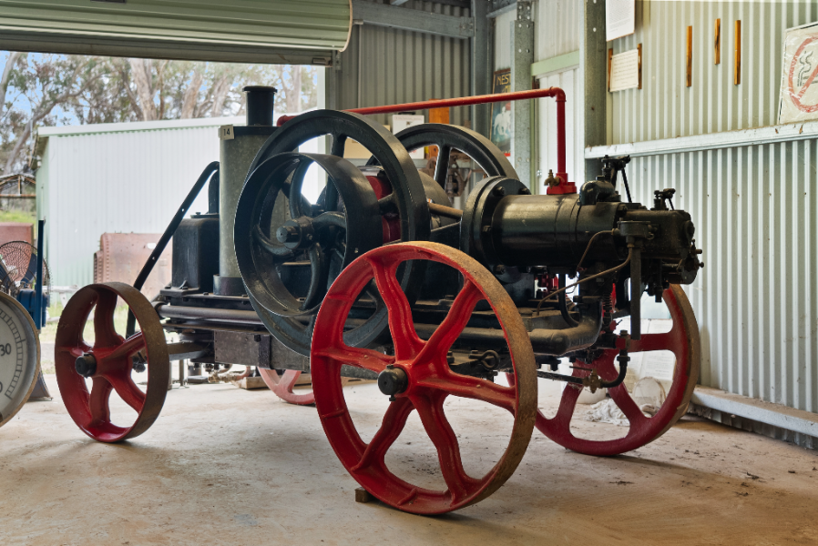 Lot 14 - Austral kerosene engine | AuctionsPlus