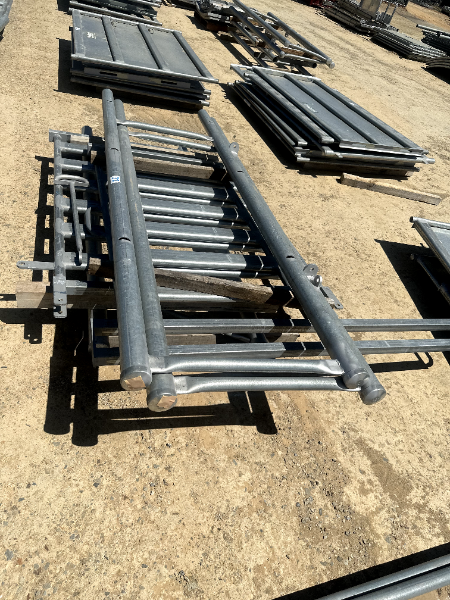 Lot 32 - 5x Cattle Sliding Gates and Race Hoops | AuctionsPlus