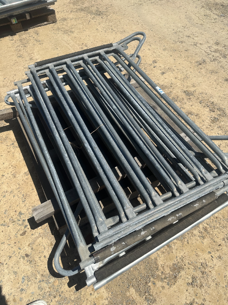Lot 54 - 7x Sheep Draft Gates | AuctionsPlus
