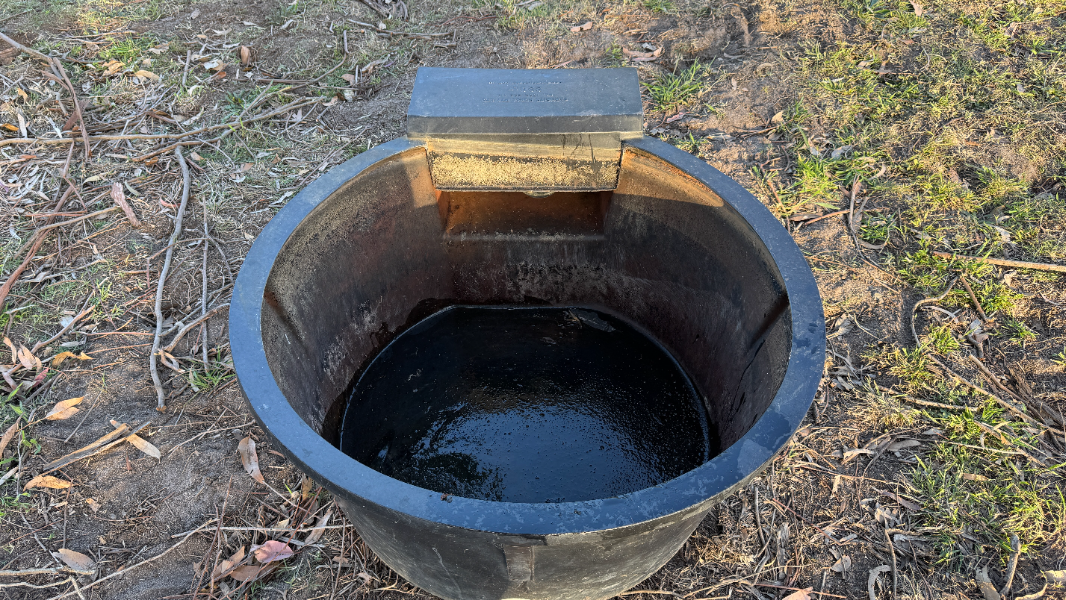 Lot 30 - 220L plastic heavy duty water trough Farmrite (BLACK) VGC ...