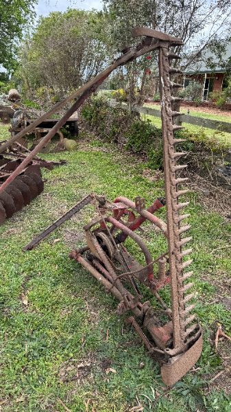 Lot 70 - Massey Ferguson Model 532 sickle bar mower | AuctionsPlus