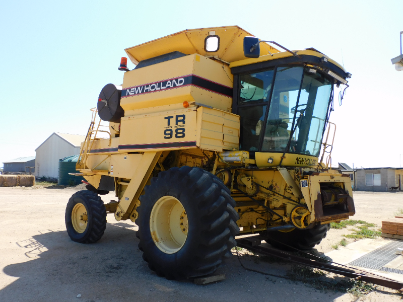 Lot 857 - TR98 New Holland Header | AuctionsPlus