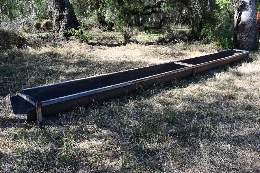 Lot 31 - Feed trough | AuctionsPlus