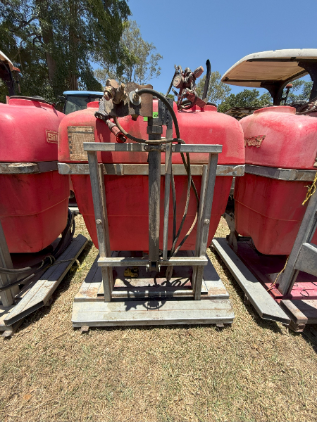 Lot 50 - Silvan tank on 3pl carryall | AuctionsPlus