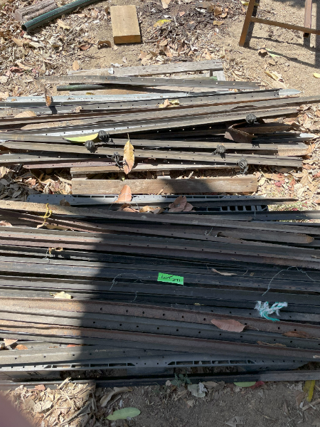 Lot 371 - Steel Posts | AuctionsPlus