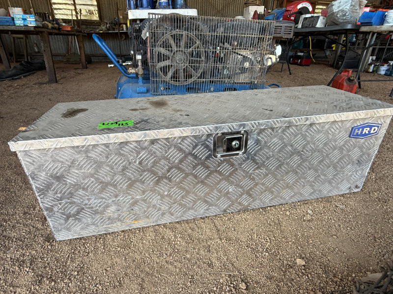 Lot 113 - Toolbox | AuctionsPlus