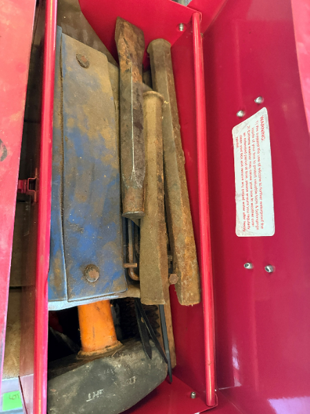 Lot 182 - Toolbox with assorted workshop content | AuctionsPlus