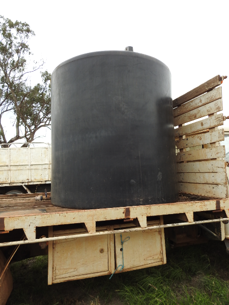 Lot 147 - Black poly water tank on truck- 2000l+- | AuctionsPlus